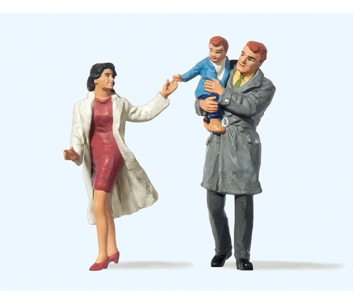 Couple with Child Figure Set-Preiser-63096 | Gaugemaster